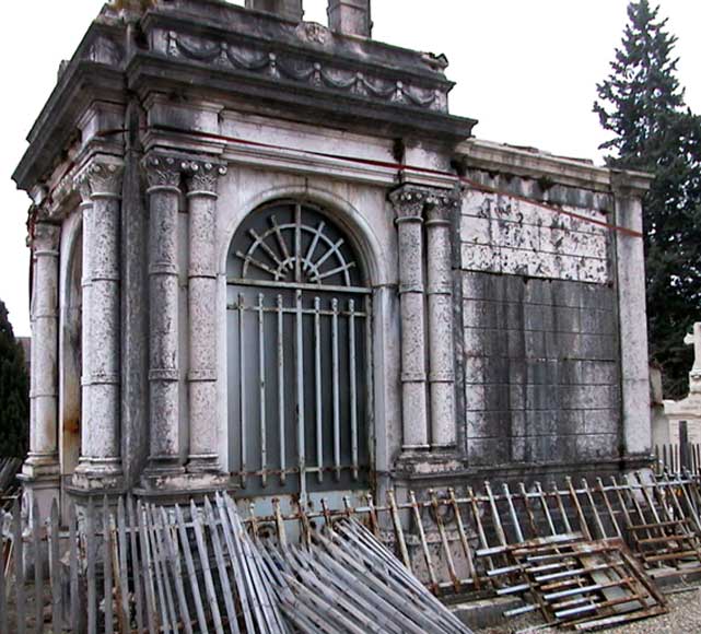Unique mausolée de pierre - Monumental et structures