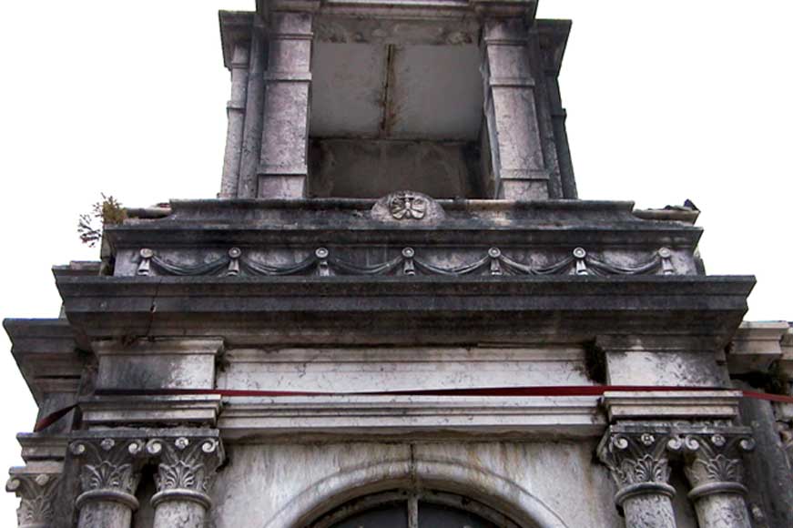 Unique mausolée de pierre - Monumental et structures