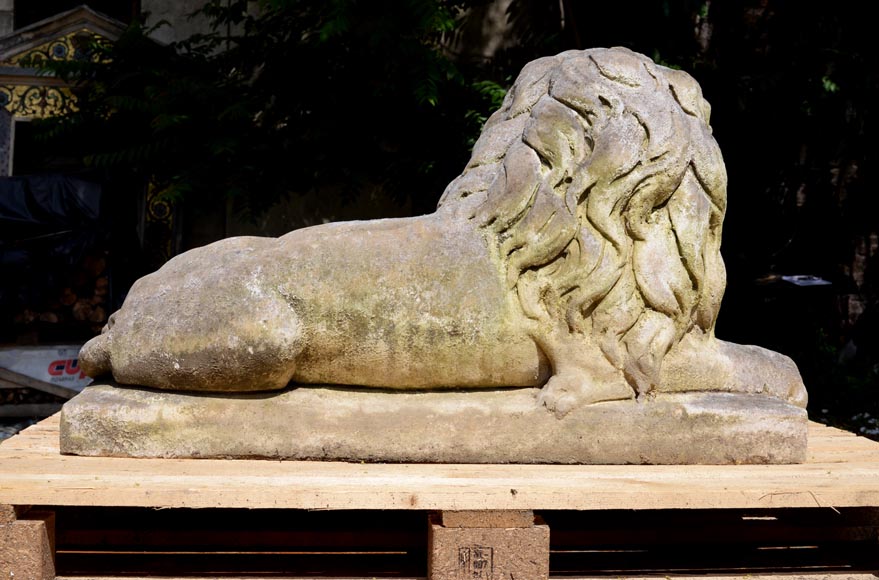 Importante paire de statues aux lions majestueux en pierre composite ...