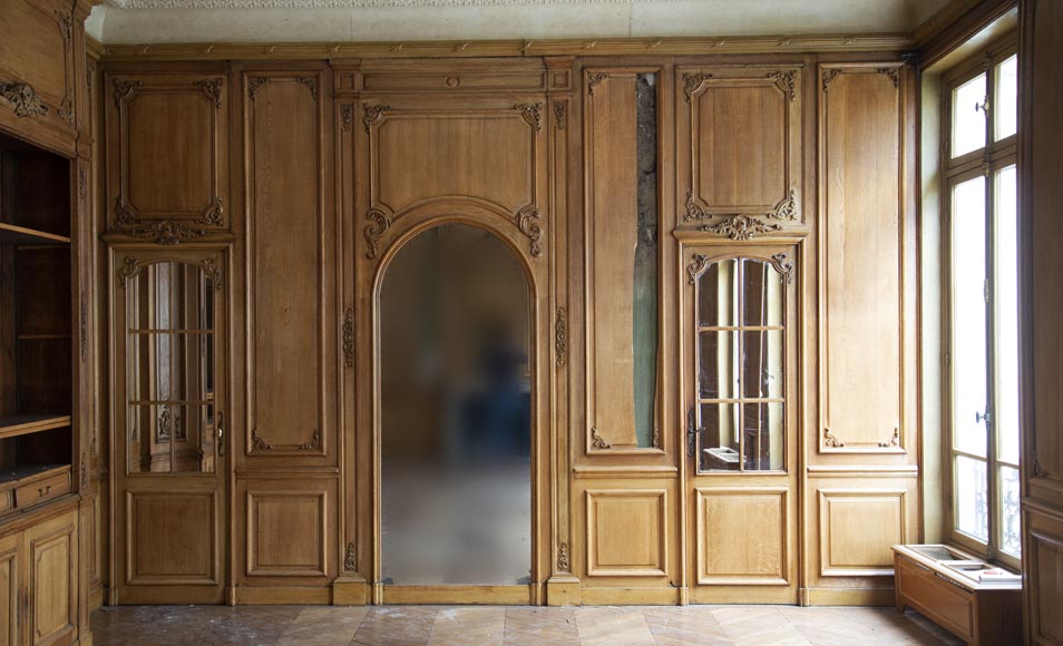 Pièce de boiserie de style Louis XV avec sa cheminée en pierre et un ...