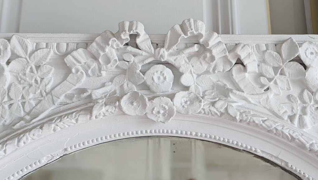 Trumeau de style Napoléon III au dessus rond à décor végétal garni de ...