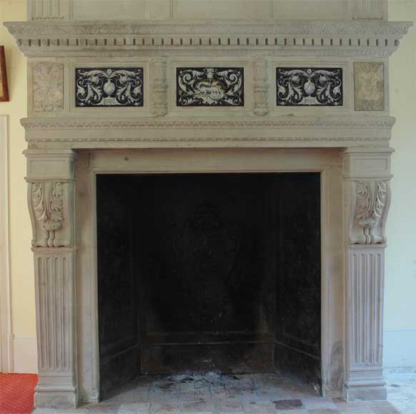 Cheminée Néo-Renaissance en pierre du XIXè siècle avec plaques de ...