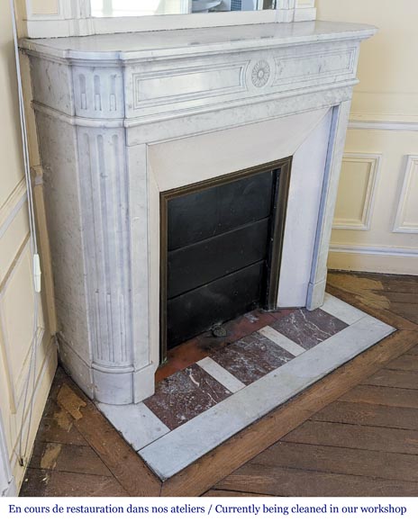 Petite cheminée de style Louis XVI en marbre de Carrare aux coins ...