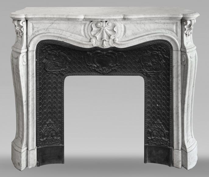 Cheminée de style Louis XV en marbre de Carrare, décorée d'une coquille ...