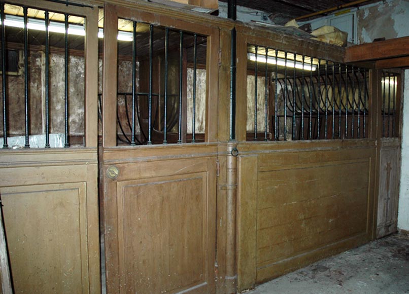 Box d'écurie en bois et fer - Pièce de boiseries